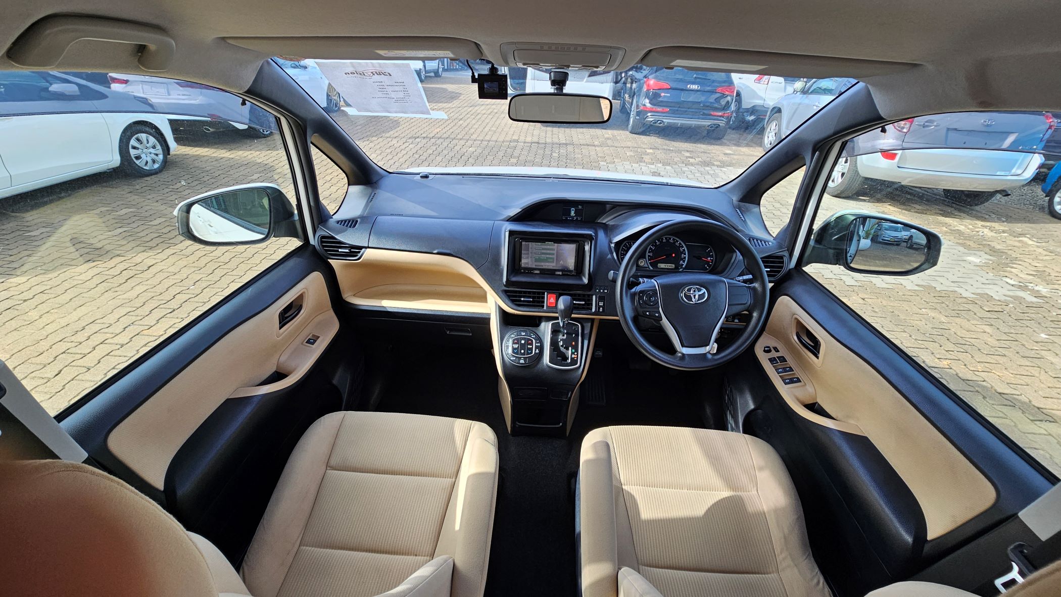 Toyota Noah 2015 – Carvision