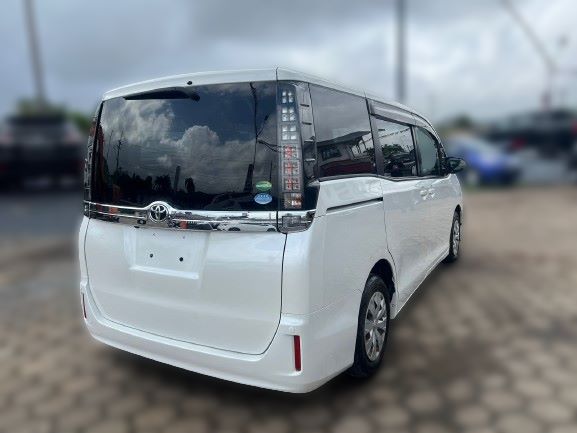 Toyota Voxy 2017 – Carvision